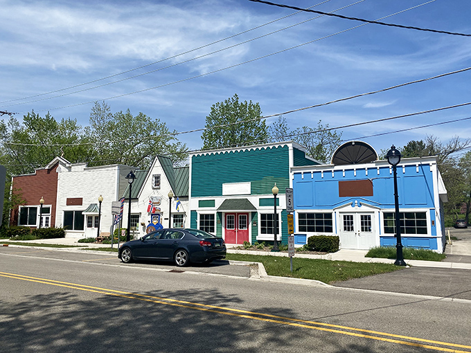 Long Grove's covered bridge: Where "The Bridges of Madison County" meets "Mayberry R.F.D." Small-town charm with a dash of romance.