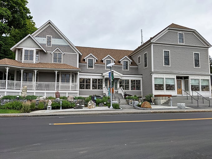 Rock stars of a different kind! This museum showcases Earth's glittering treasures.