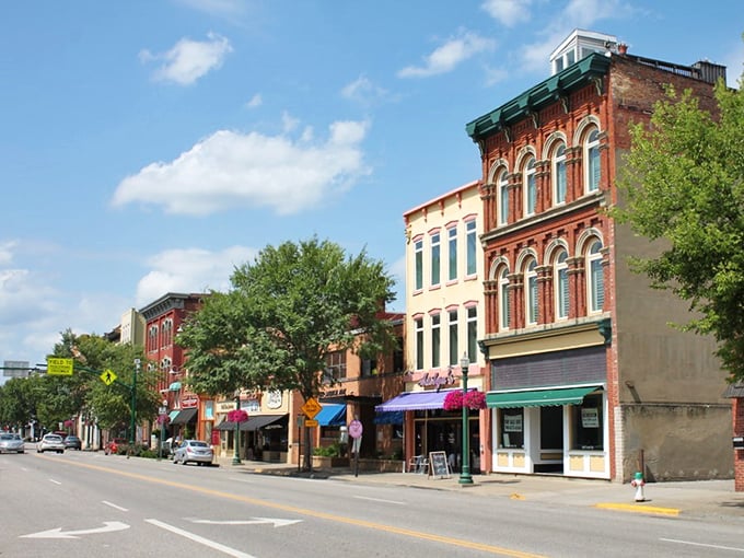 River town charm overload! Marietta's historic downtown is like stepping into a sepia-toned dream, but with modern amenities.