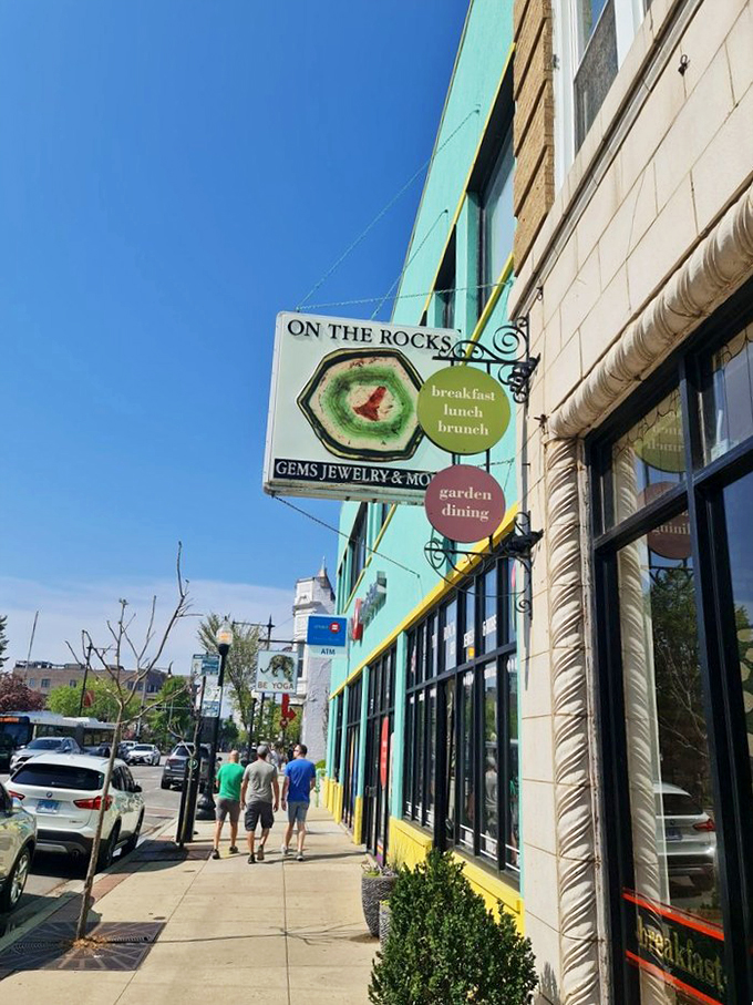 "Shaken, not stirred!" This Chicago gem serves up rocks of a different kind, each with its own intoxicating beauty.