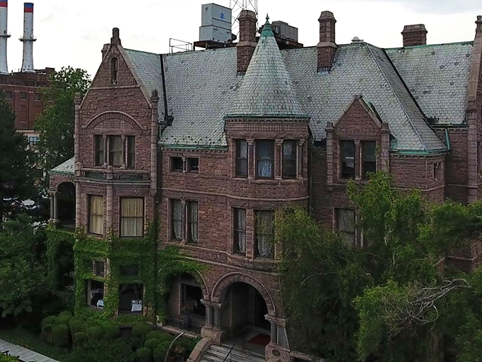 Dinner and a show &ndash; ghostly edition! The Whitney serves up gourmet dishes with a side of spectral encounters.