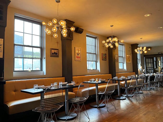 Retro meets chic! The Duck Inn's interior is a time-traveling taste adventure waiting to happen.