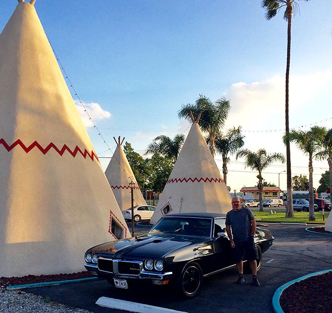 Classic cars and concrete teepees - it's like "American Graffiti" meets "Dances with Wolves." This motel is a road tripper's dream come true.