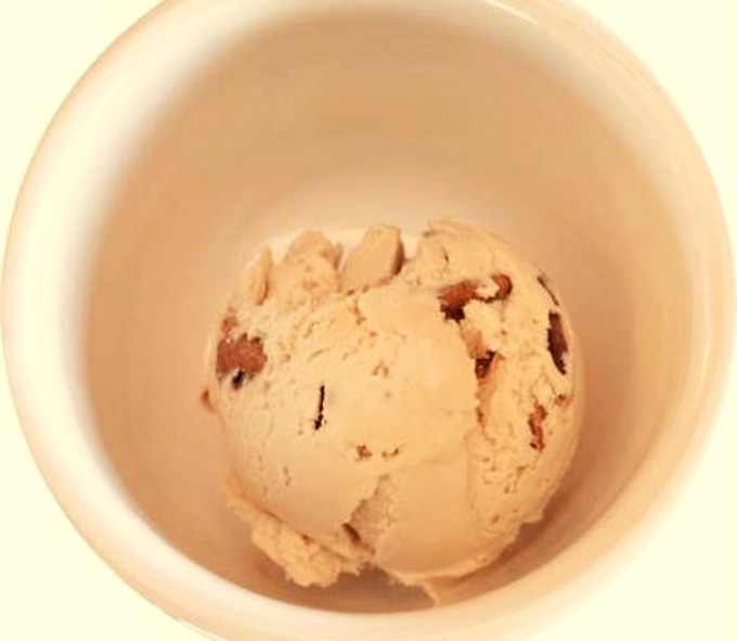Butter Pecan perfection! It's like someone bottled up autumn and served it à la mode. Nutty nirvana in every bite.