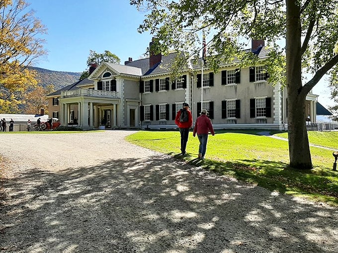 History in motion! Visitors explore the grounds, probably debating whether Abe would've been a jogger or more of a power-walker.