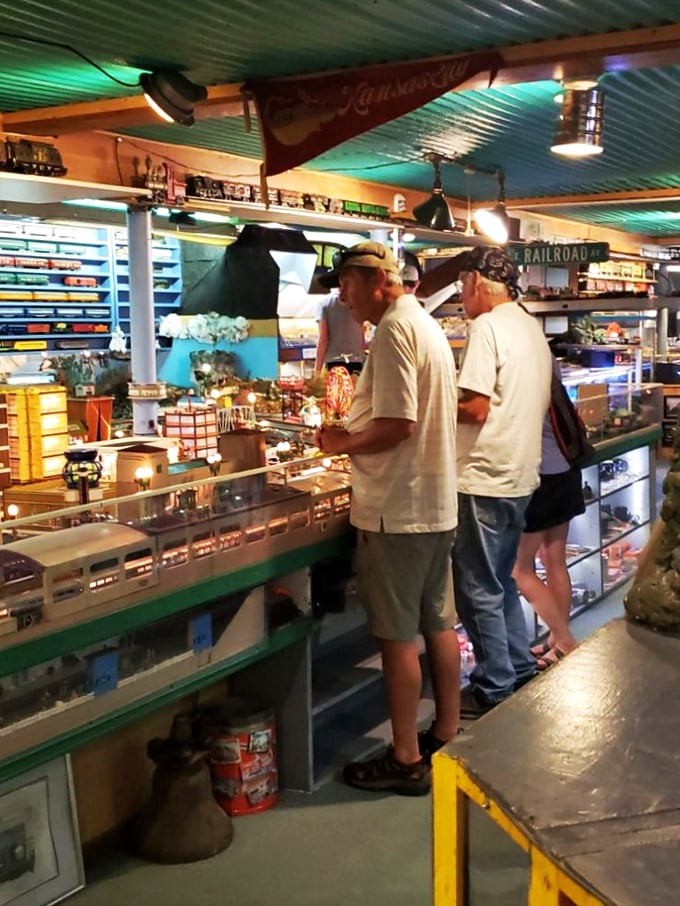 Train enthusiasts unite! These visitors are clearly on the right track, immersing themselves in a world where every little detail tells a story.