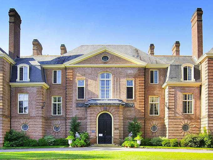 Roll up to royalty! This mansion-turned-garden is the crown jewel of your Ohio odyssey.