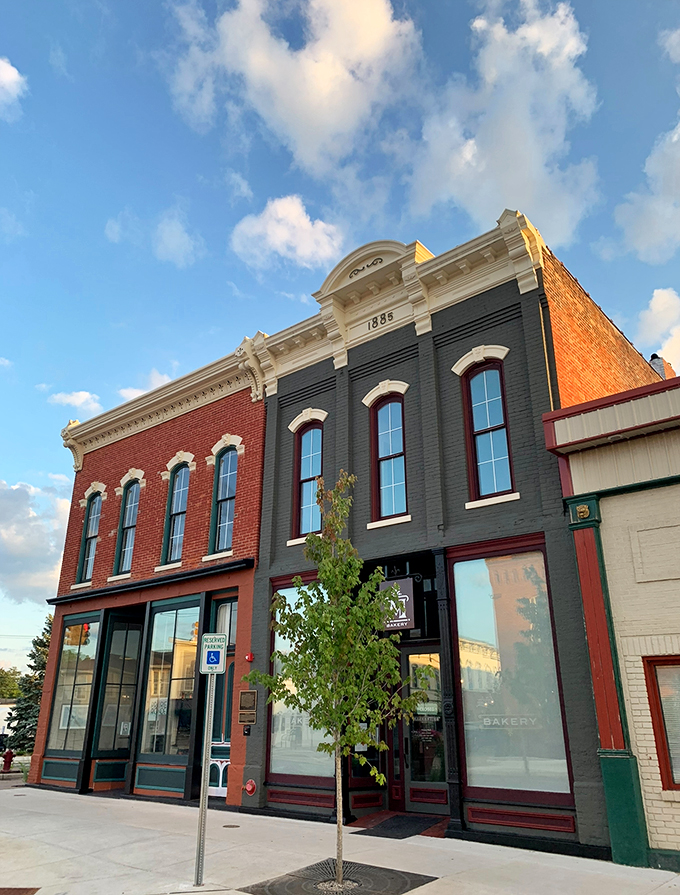 Small-town charm, big-time flavor! This Vicksburg institution is your new favorite reason to exit the highway.