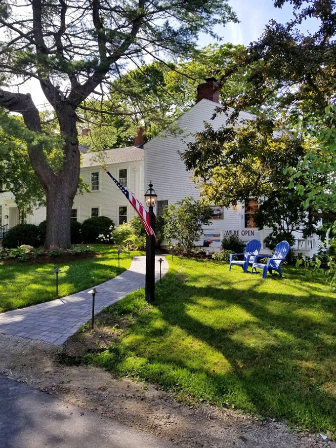Art meets New England charm in this cozy gallery. It's like stepping into the living room of your coolest, most creative friend.