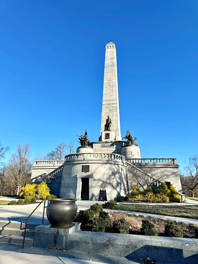 Lincoln's tomb at Oak Ridge: It's like the Lincoln Memorial, but with 100% more actual Lincoln. Talk about your ultimate presidential suite!