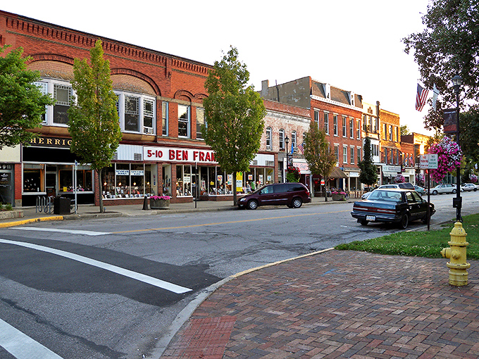 Oberlin: Where books and bohemian vibes collide. This campus town's got more culture than a year-old yogurt – and it's way more fun!