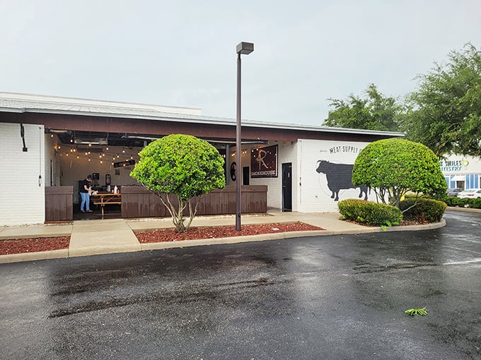 White walls, meaty calls! 4 Rivers proves that sometimes the most unassuming exteriors hide the biggest flavors.