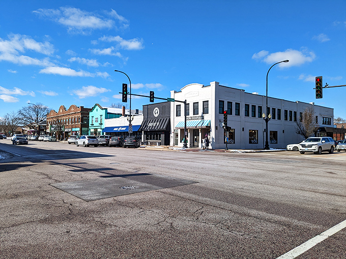 Old-world charm meets Midwest hospitality. Geneva's downtown is so inviting, you'll want to pull up a rocking chair and stay awhile.