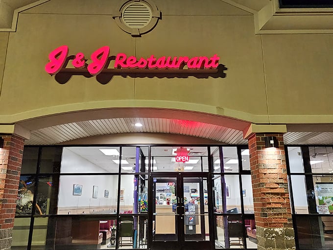 No frills, all thrills! J&J's cozy interior is like your favorite aunt's kitchen &ndash; if your aunt was a chili wizard.