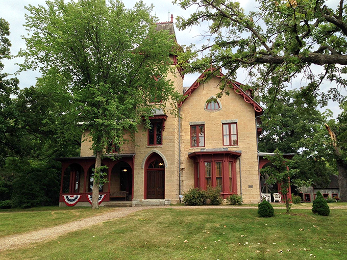Road trip time warp! Pull over for a dose of 19th-century charm that'll make your modern ride feel positively futuristic.