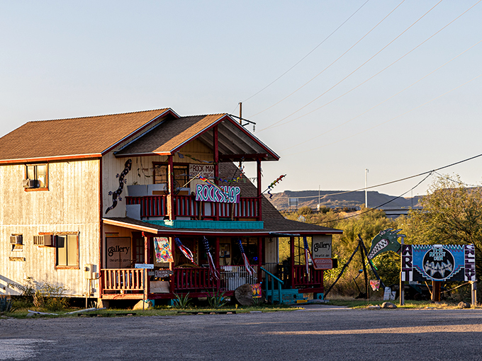 This roadside gem has been serving up slices of Americana (and actual slices) since 1918. Yum!