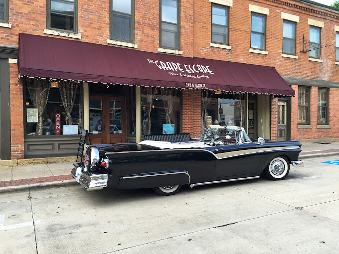 Roll into town and cork up some memories! This historic hotspot is where the past and your glass have a delicious rendezvous.