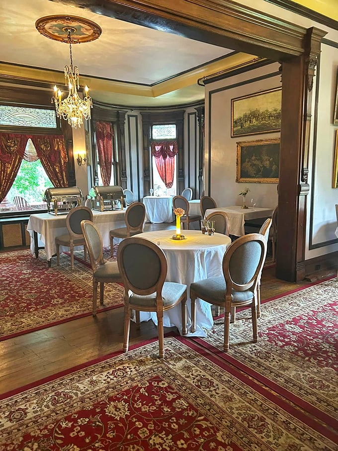 Dining fit for nobility, without the stuffy etiquette. Here, you can have your cake and eat it too &ndash; with whatever fork you please!