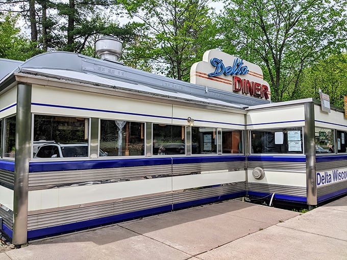 Chrome-plated nostalgia served with a side of northwoods charm at this time-capsule of deliciousness.