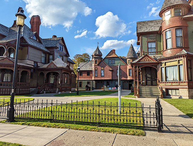 Hackley & Hume: Victorian BFFs forever! These side-by-side mansions are the architectural equivalent of matching friendship bracelets.