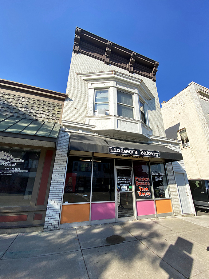Detour to deliciousness! Lindsey's Bakery in Circleville is the unassuming roadside gem your taste buds have been waiting for.