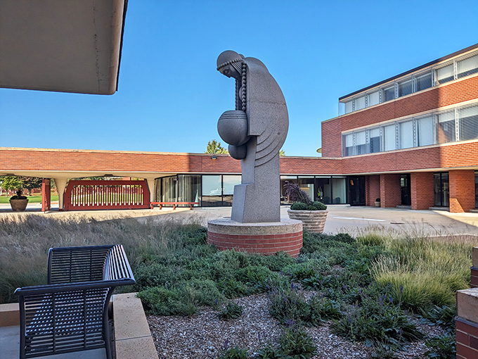 Office goals, circa 1939. Wright's tree-inspired columns make cubicles look like prehistoric relics.