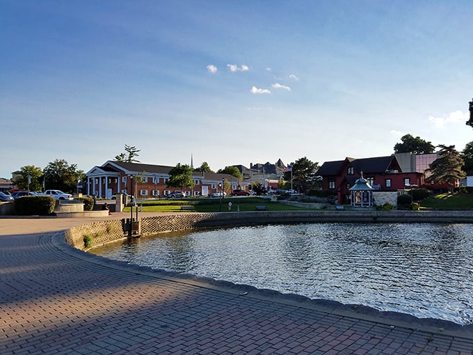Batavia's riverside promenade: Where every bench tells a story and every view is Instagram-worthy. Norman Rockwell would've had a field day here!