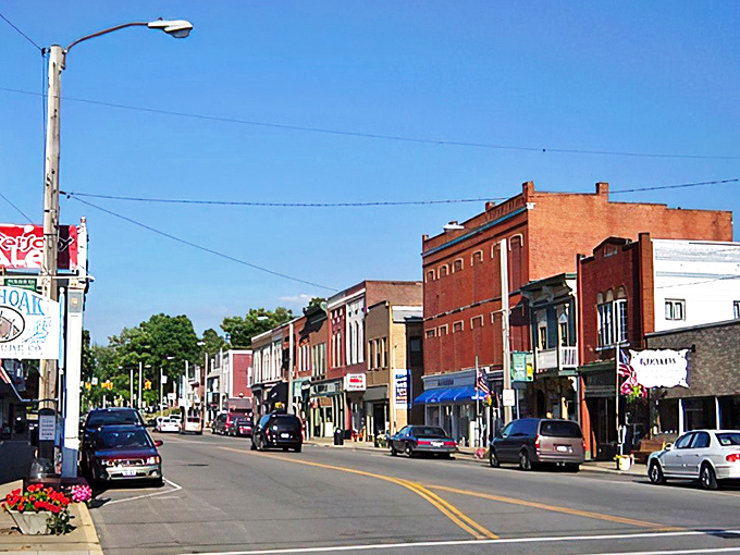 Loudonville: Where the great outdoors meets small-town charm. It's like Mother Nature and Norman Rockwell collaborated on a masterpiece!