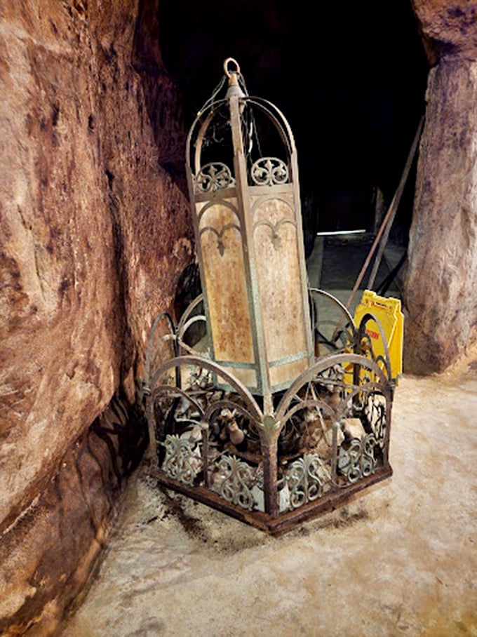 Talk about mood lighting! This vintage lamp could tell tales that would make even the most hardened gangster blush.