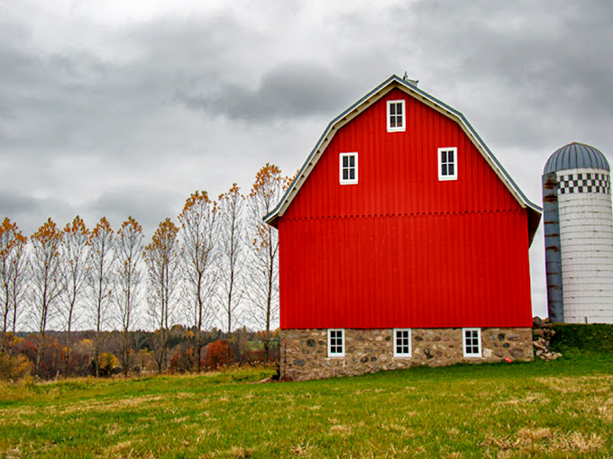 Red barn realness! This classic Midwest scene is so picturesque, it could be on a postcard.