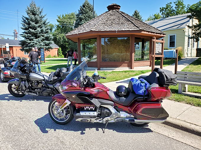 Easy riders meet easy winders. Even motorcyclists can't resist the allure of the world's largest ball of twine.