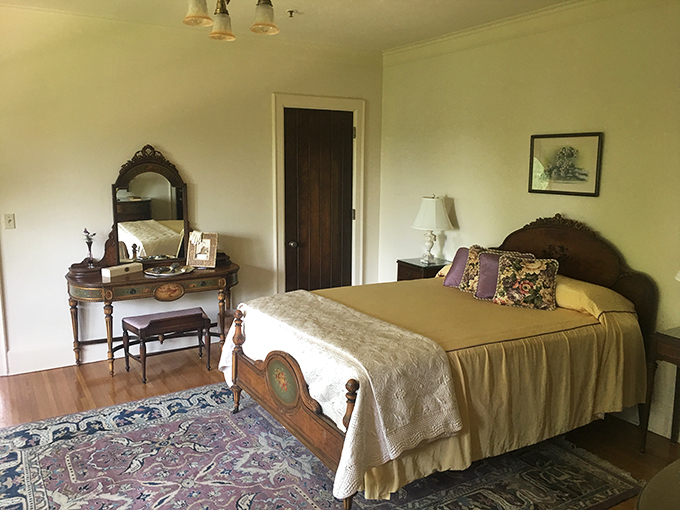 Sweet dreams are made of this: A bedroom fit for royalty, or at least a breakfast cereal king. Count sheep? More like count Corn Flakes!