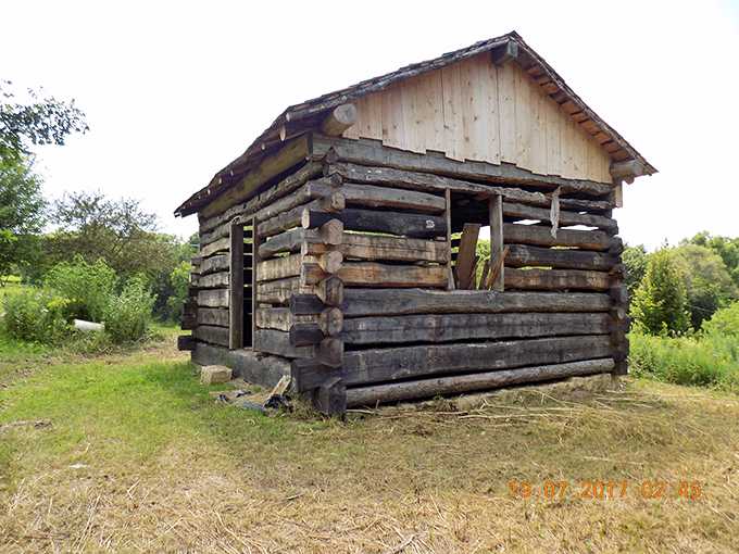 This cabin's so authentic, you half expect Laura Ingalls to pop out and offer you some cornbread. Talk about a blast from the past!