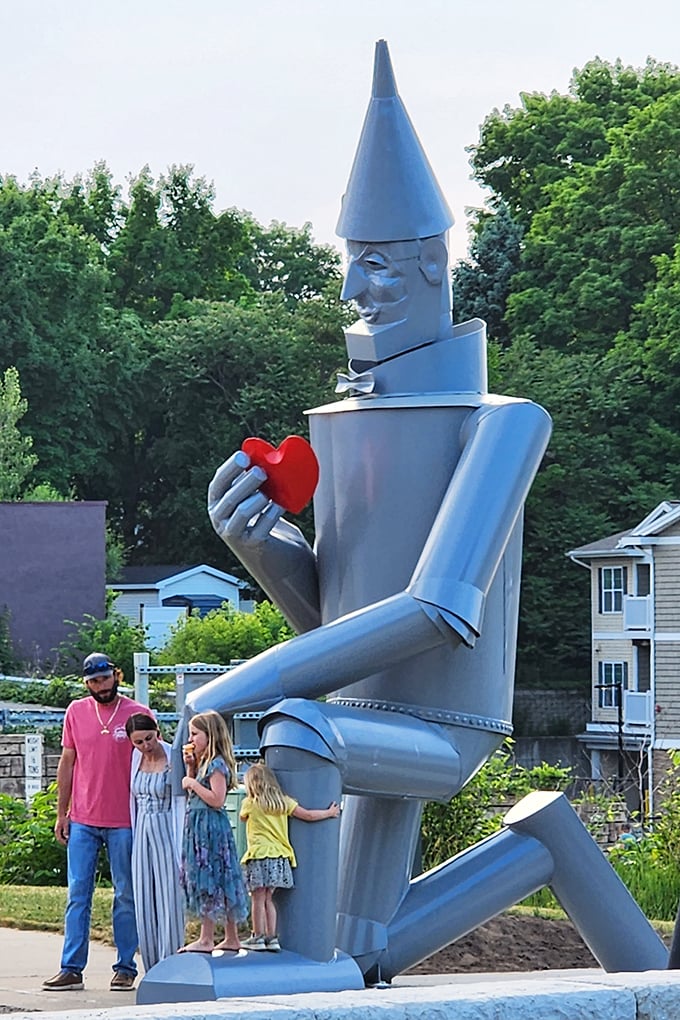 Family photo op or impromptu dance lesson? Either way, the Tin Man's got some smooth moves.