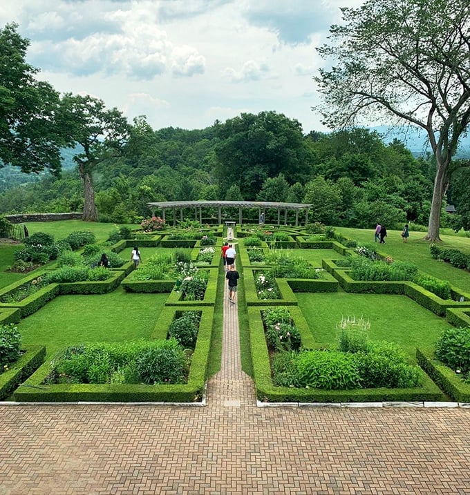 Garden party, Lincoln style! These visitors are living their best Downton Abbey lives, minus the drama and plus some serious mountain views.