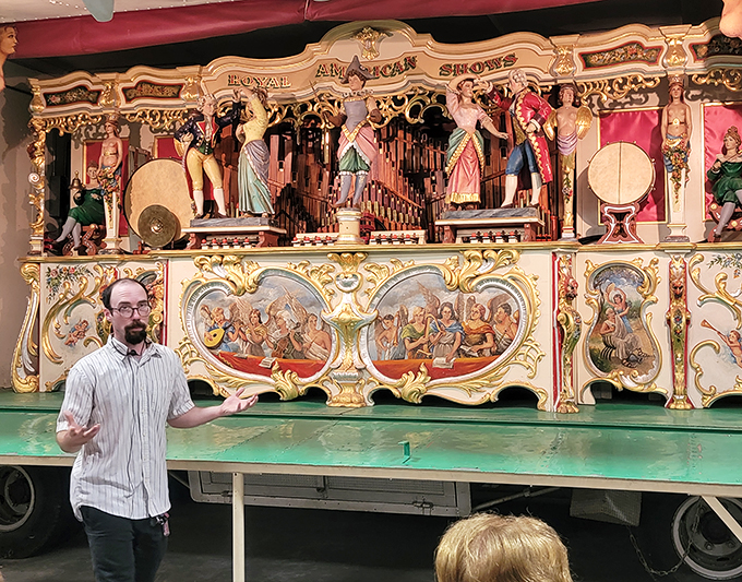 Ladies and gentlemen, boys and girls! Our enthusiastic guide brings the magic of the circus to life with every gesture.