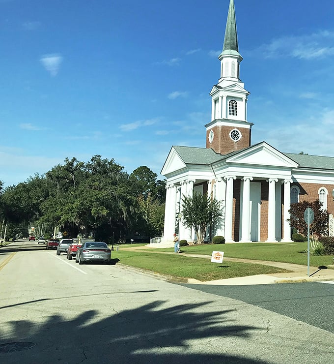 Traffic lights optional in Quincy. Here, the pace is so leisurely, even the stoplights take a siesta.
