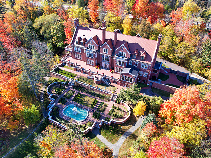 Gatsby, eat your heart out! This lakeside mansion is the epitome of early 20th-century opulence.