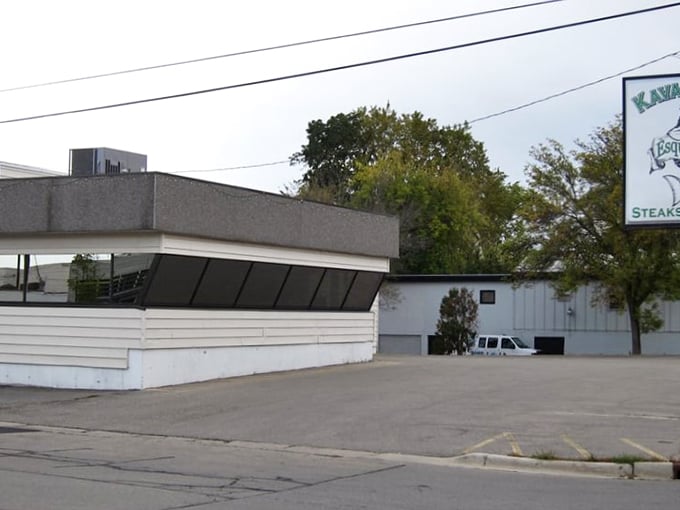 Mad Men meets Midwest! This retro gem serves up classic cocktails and timeless charm in equal measure.