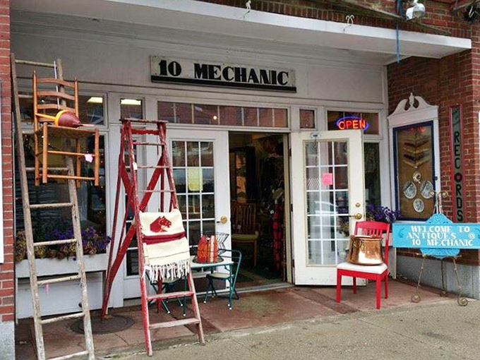 Curated vignettes that'll make you want to redecorate your whole house. Pinterest, eat your heart out!