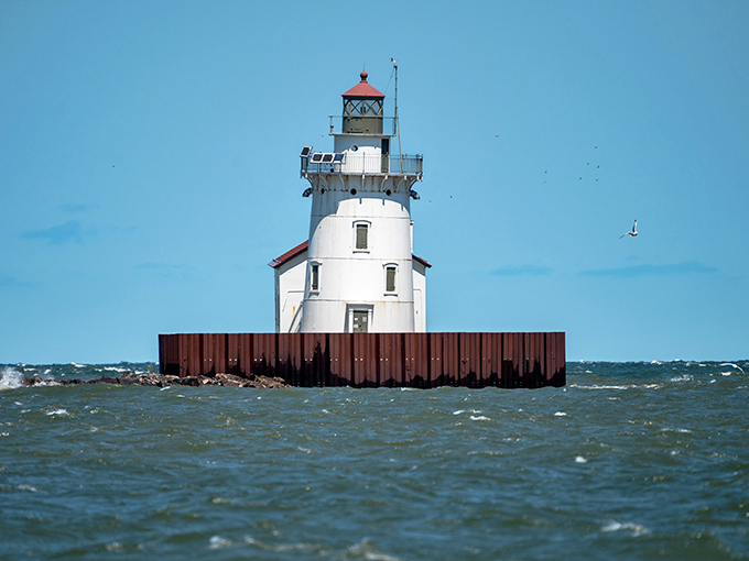 Ice, ice, baby! Cleveland's West Pierhead Lighthouse knows how to rock a winter coat. Move over, polar bears&mdash;there's a new ice king in town.