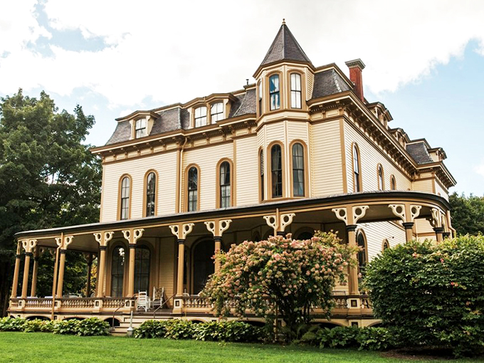 Architectural eye candy! This mansion is so fancy, it makes gingerbread houses look like starter homes.