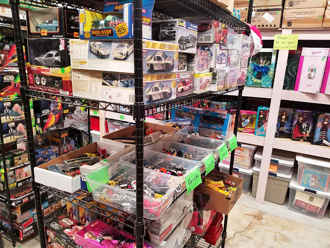 Geek chic galore! From action figures to retro tees, this gift shop is a treasure trove of nerdy nostalgia.