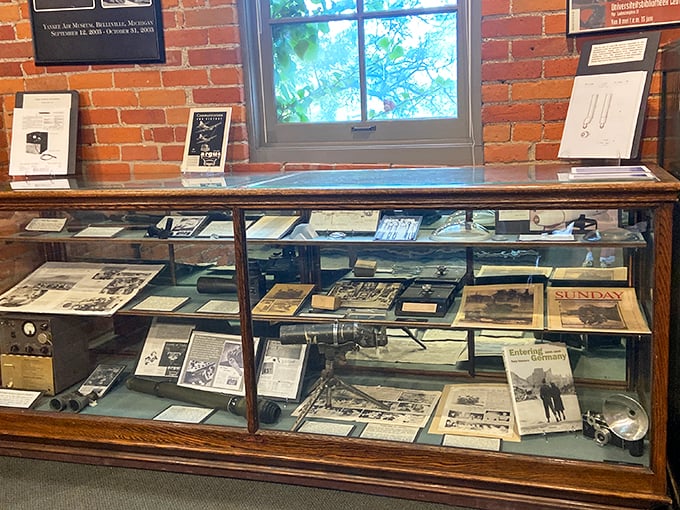 Window to the past! This display case is like a family album for cameras, showcasing the evolution from boxy to sleek.