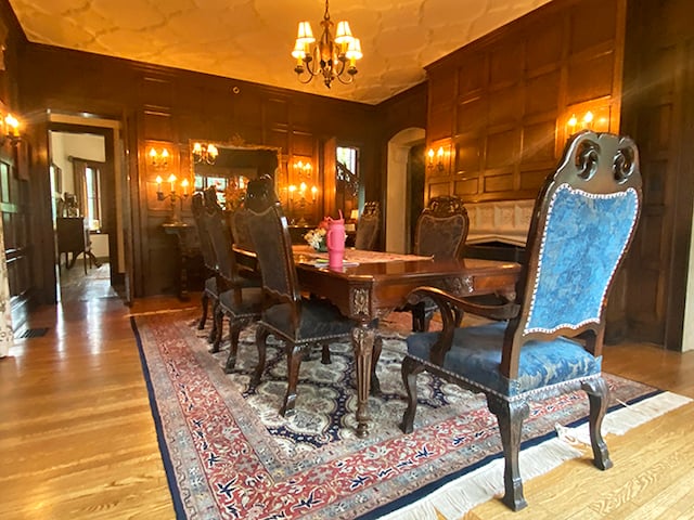 Dinner is served! In this grand dining room, even PB&J would feel like a gourmet meal. Pinky up, folks!