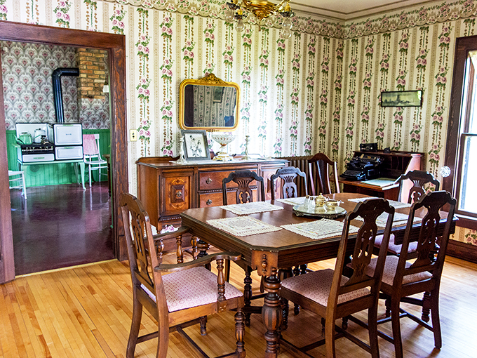 Dinner at the Gumms: where "pass the potatoes" might have been followed by an impromptu performance.