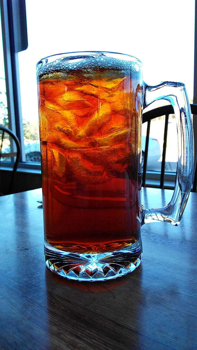 Behold, the elixir of life! This iced tea is so fresh and golden, it could give King Midas a run for his money.
