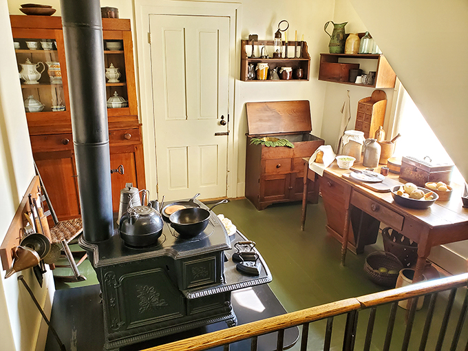 No microwave? No problem! This kitchen could whip up a state dinner faster than you can say "Gettysburg Address."