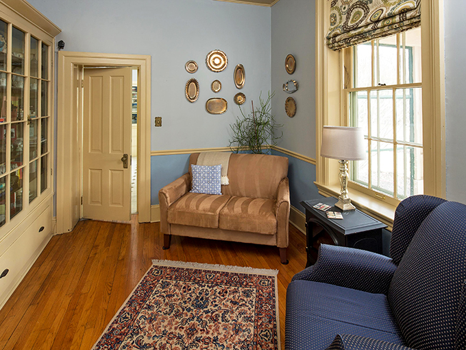 A room that whispers, "Curl up with a good book and stay awhile." It's like your favorite library, but with comfier chairs and no late fees.