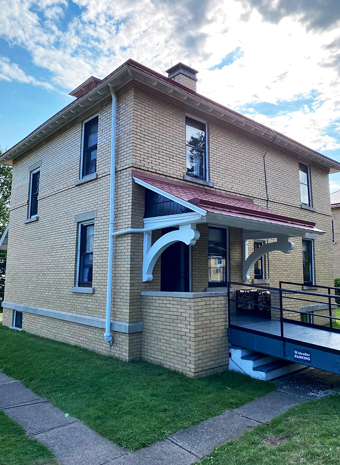 Home sweet lighthouse home: This keeper's house gives "working from home" a whole new meaning. Talk about a room with a view!